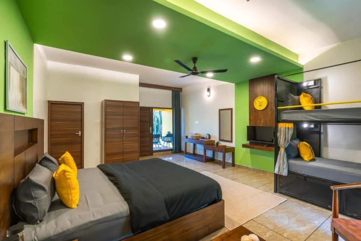Quarto Quádruplo Standard | Roupa de cama fornecida