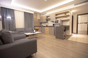 Quarto júnior, vista para a cidade | Cozinha privada | Frigobar, micro-ondas, cooktop, talheres/pratos/utensílios de cozinha