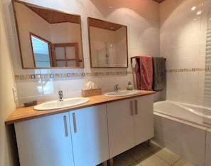 Quarto Familiar | Casa de banho | Um secador de cabelo
