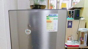 Uma geladeira de aço inoxidável com adesivo que indica eficiência energética.