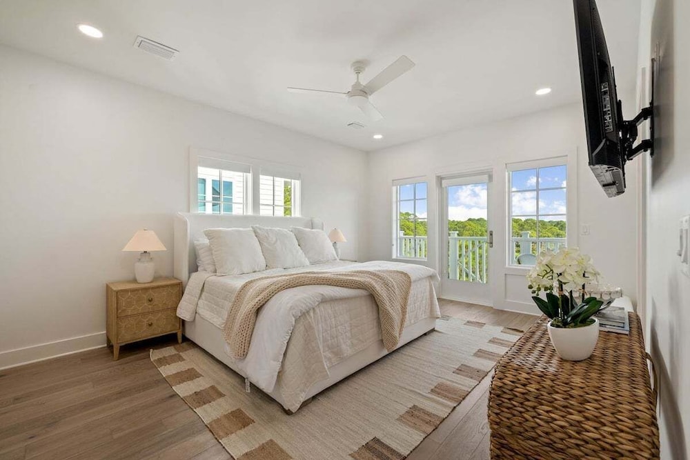 LakeFront w/ LSV, Bikes, Pool, & Game Room! STEPS to Beach! Sleeps 20 ...