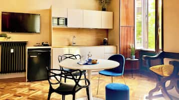 Suite-Estúdio Familiar | Cozinha privada | Uma cafeteira/bule, uma chaleira elétrica