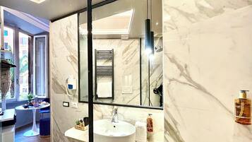 Quarto Duplo Deluxe | Casa de banho | Artigos de higiene pessoal grátis, um secador de cabelo