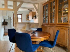 Apartamento Deluxe, Vista para a cidade | Sala de jantar