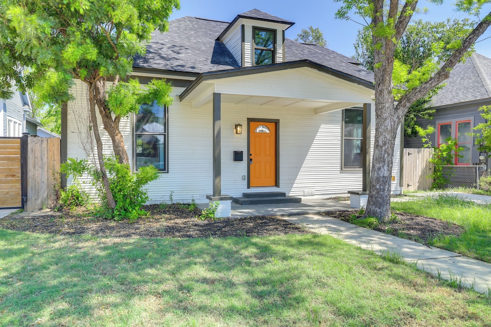 1 Mi To Dtwn San Antonio: Sleek Bungalow W/ Yard! - San Antonio, TX