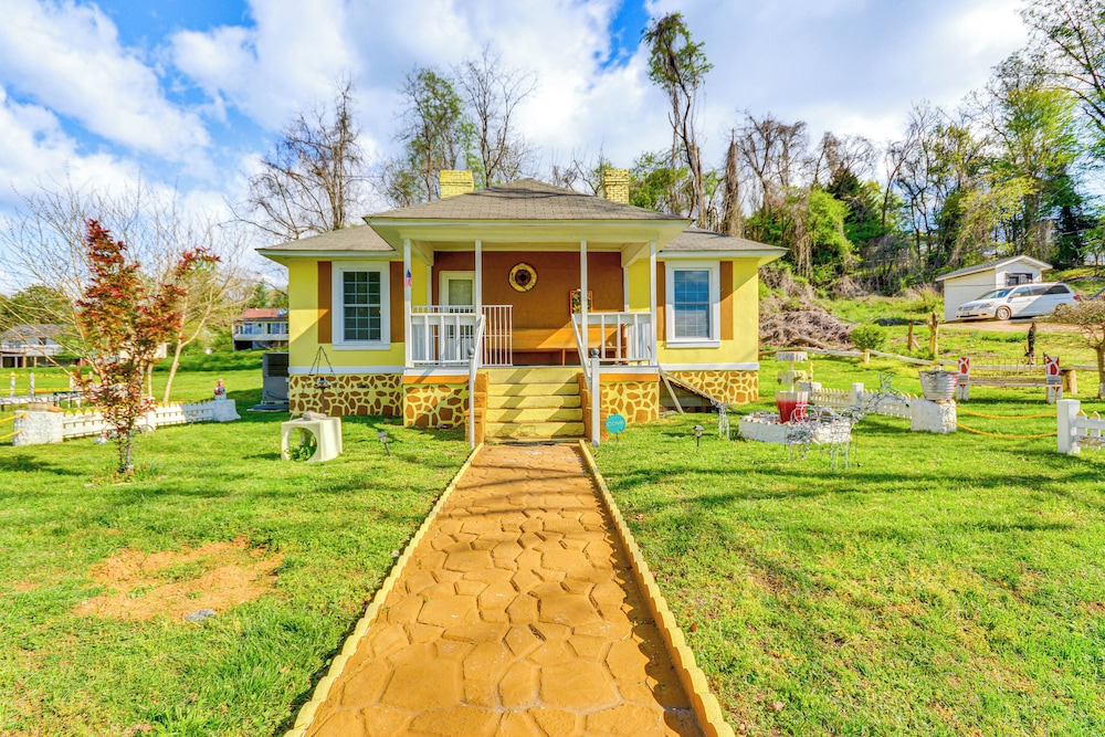 Pet-friendly Home W/ Grill & Porch In Martinsville - Ridgeway, VA