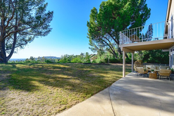 Spacious Retreat With Scenic Mountain Views - Irvine