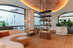 Área de estar no saguão