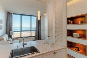 Apartamento, vista para o mar | Cofres nos quartos, cortinas blackout, quartos à prova de som