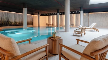 Piscina interna, espreguiçadeiras