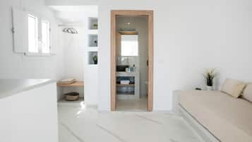 Quarto triplo, vista para a piscina | Área de estar