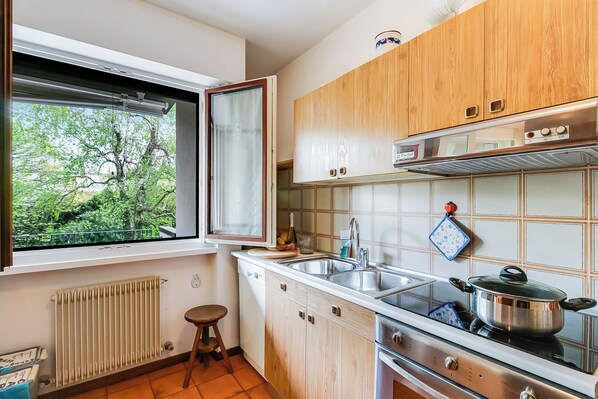 Um frigorífico, um micro-ondas, um forno, uma placa de cozinha 