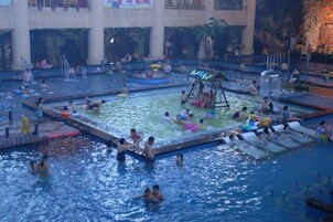 Piscina interior com várias pistas de natação e uma área de recreação central.