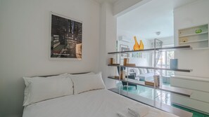 Apartamento (0 Bedroom) | Sala de estar | Televisor de 32 polegadas com canais por cabo