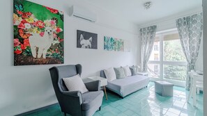 Apartamento (0 Bedroom) | Sala de estar | Televisor de 32 polegadas com canais por cabo