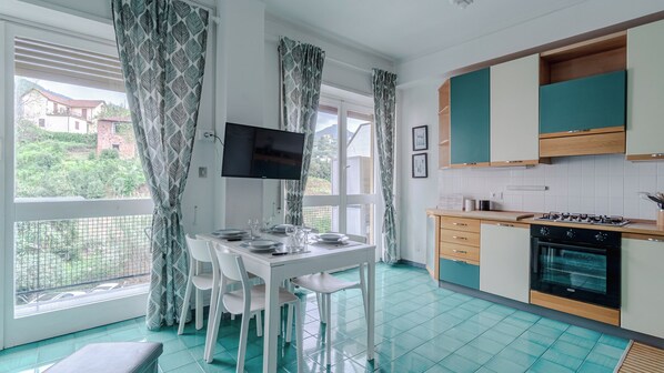 Apartamento (0 Bedroom) | Cozinha privada | Um micro-ondas, um forno, uma chaleira elétrica