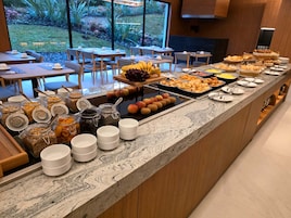 Pequeno-almoço tipo buffet diário incluído 