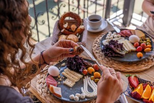 Uma mesa de café da manhã com diversos alimentos, incluindo ovos, queijo e frutas.