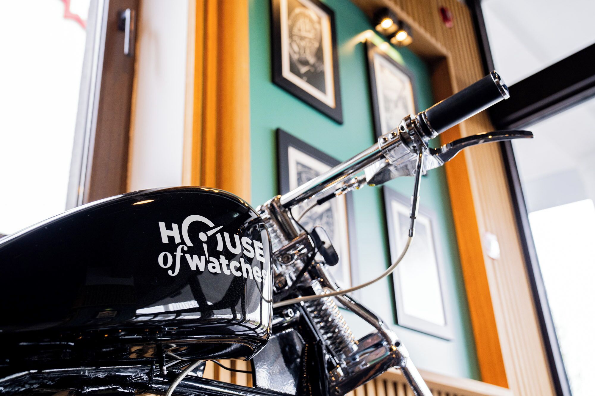 Uma motocicleta com superfície refletora e um logotipo que diz 'HOUSE of Watch'.