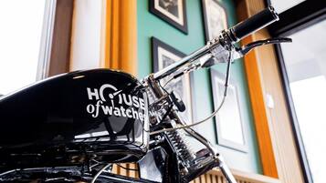 Uma motocicleta com superfície refletora e um logotipo que diz 'HOUSE of Watch'.