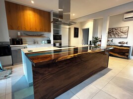 Penthouse Presidencial, vista para a piscina | 2 quartos, cofre com capacidade para portátil, secretária 