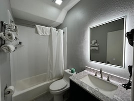 Quarto, 2 camas queen-size, não fumadores | Casa de banho | Artigos de higiene pessoal grátis, um secador de cabelo 