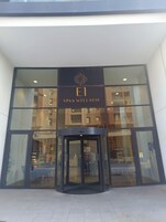 Fachada da propriedade à noite