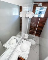 Chuveiro, produtos de toalete grátis, toalhas de banho, sabonete