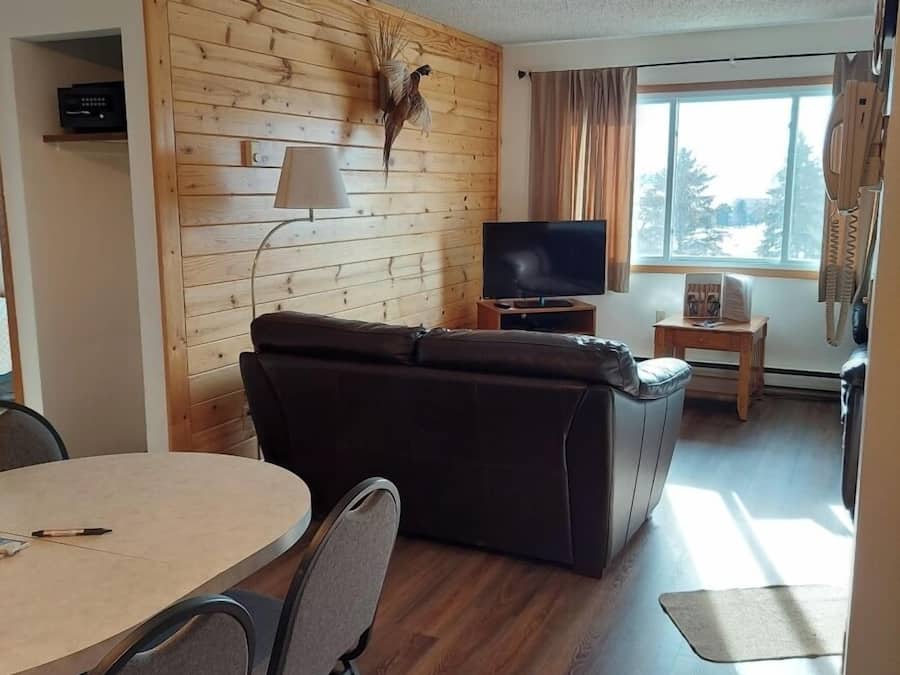 Condo clássico, vista para o lago | Área de estar