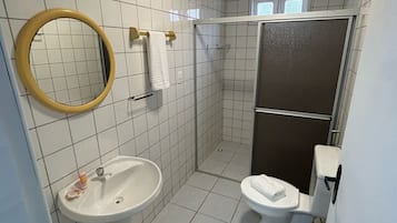 Chuveiro, toalhas de banho, sabonete, shampoo