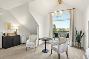 Quarto casal luxo, vista para a montanha | Área de estar | Lareira