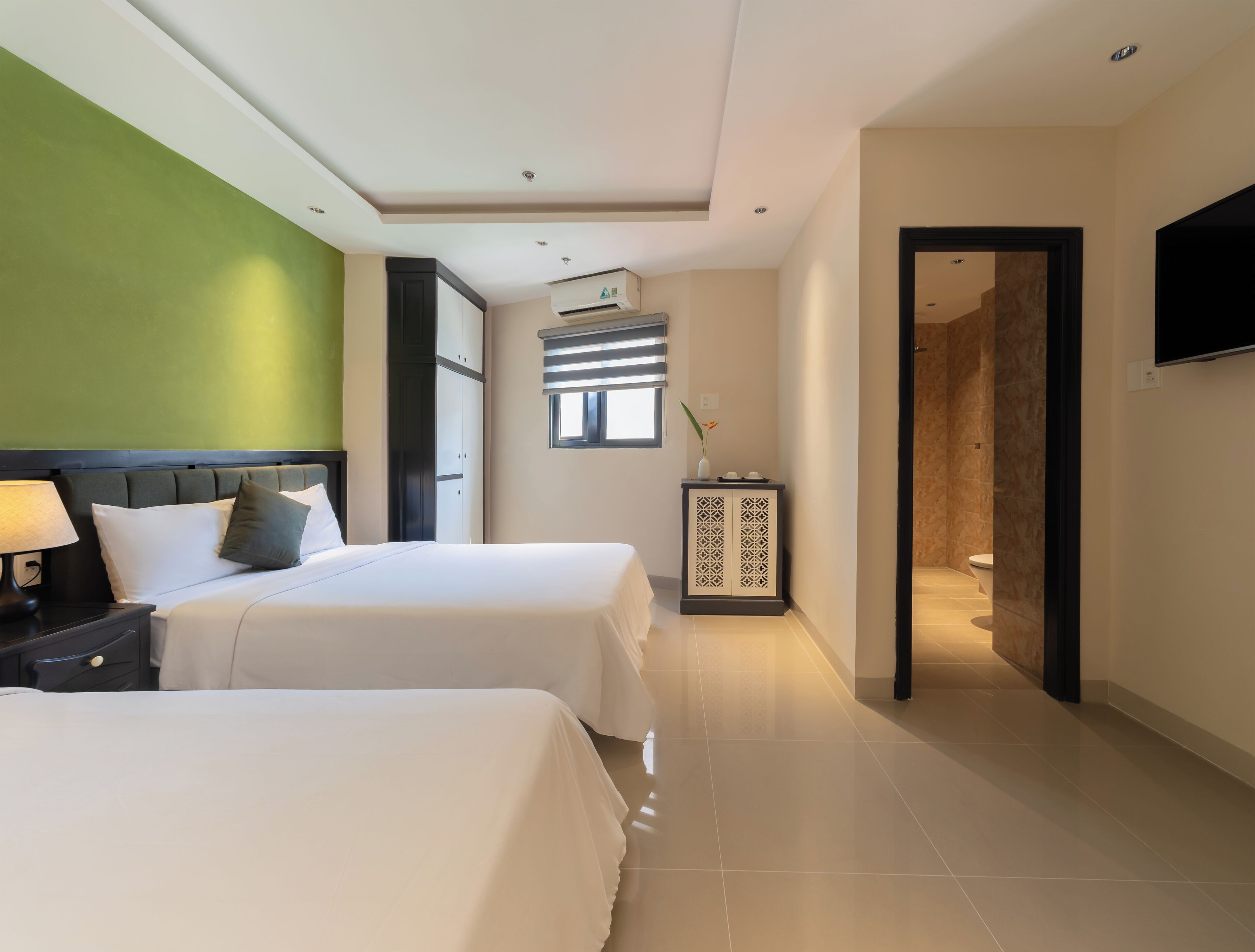 Quarto família | Cofres nos quartos, escrivaninha, espaço de trabalho para notebook