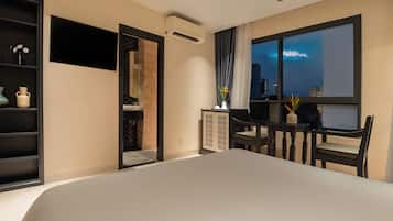 Suite Júnior | Cofre no quarto, secretária