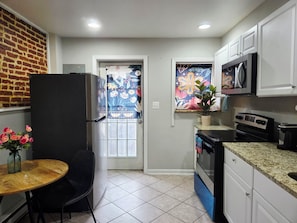 Apartamento básico, sacada, vista para a cidade | Cozinha privada | Cafeteira/chaleira, mesas de jantar