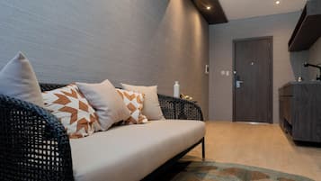 Suite Executiva, vista para o oceano | Sala de estar | Smart TV de 32 polegadas com canais por cabo