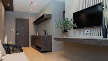 Suite Executiva, vista para o oceano | Sala de estar | Smart TV de 32 polegadas com canais por cabo