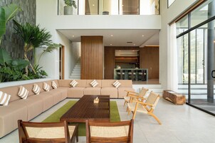 Villa Familiar, vista para o vale | Sala de estar | TV de ecrã plano 