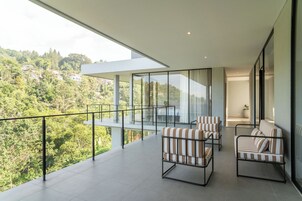 Villa Familiar, vista para o vale | Sala de estar | TV de ecrã plano 