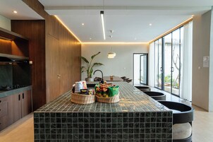 Villa Familiar, vista para o vale | Cozinha privada | Um frigorífico/congelador grande, um micro-ondas, uma placa de cozinha