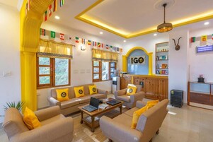 Área de estar no saguão