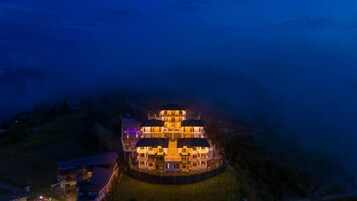 Fachada da propriedade à noite