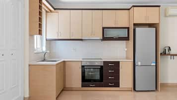 Apartamento Comfort, várias camas, cozinha, junto à praia | Cozinha privada | Um forno, uma placa de cozinha, utensílios de cozinha