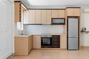 Apartamento Comfort, várias camas, cozinha, junto à praia | Cozinha privada | Um forno, uma placa de cozinha, utensílios de cozinha 