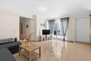 Apartamento Comfort, várias camas, cozinha, junto à praia | Sala de estar