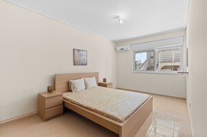 Apartamento Comfort, várias camas, cozinha, junto à praia | Ferro/tábua de engomar, Wi-fi grátis 