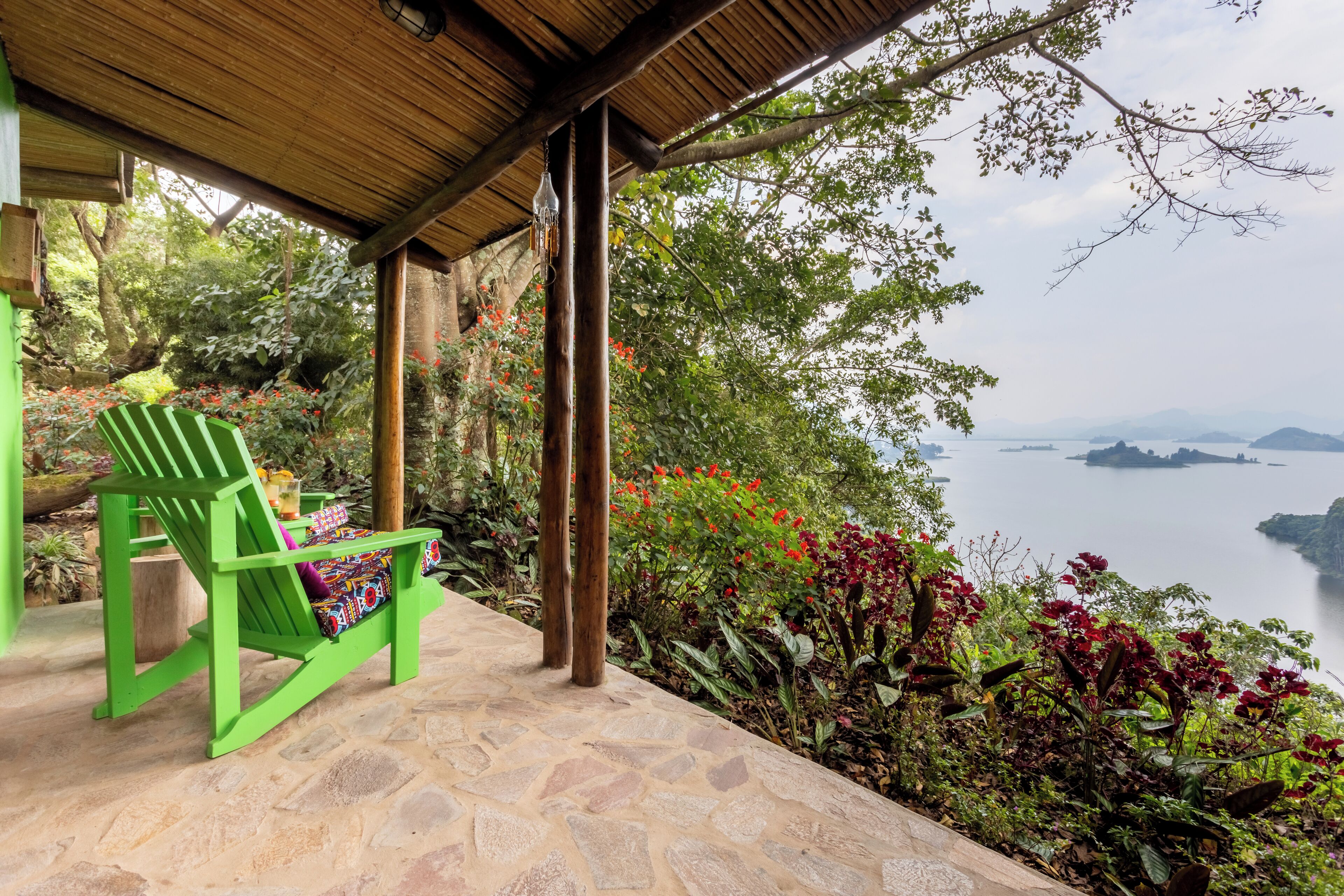 Uma área de estar coberta ao ar livre, com vista para um corpo d'água e ilhas ao longe.