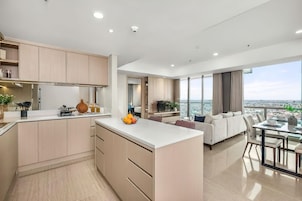 Apartamento superior, 3 quartos, cozinha, vista para a cidade | Cozinha privada | Geladeira, micro-ondas, cooktop, talheres/pratos/utensílios de cozinha