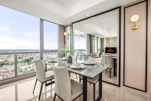 Apartamento superior, 3 quartos, cozinha, vista para a cidade | Opções para refeição no quarto