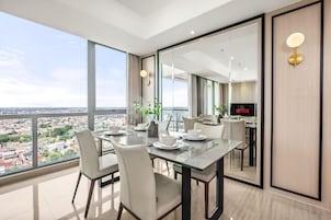 Apartamento superior, 3 quartos, cozinha, vista para a cidade | Opções para refeição no quarto