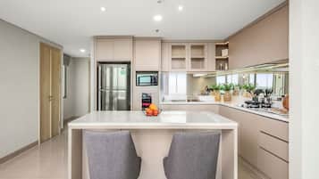 Apartamento superior, 3 quartos, cozinha, vista para a cidade | Opções para refeição no quarto